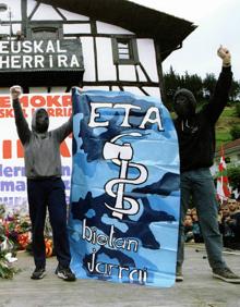 El nuevo emblema de ETA: el hacha y la serpiente tallados por un ...