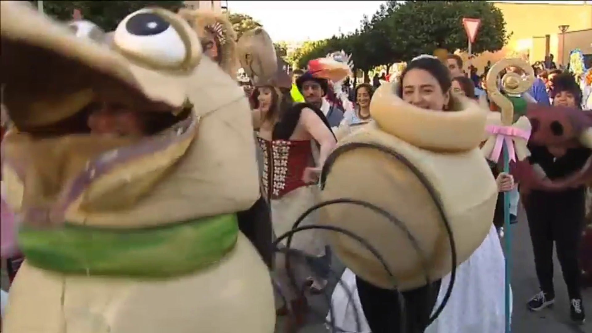 Los visires de los Reyes Magos visitan a los niños del hospital Virgen ...