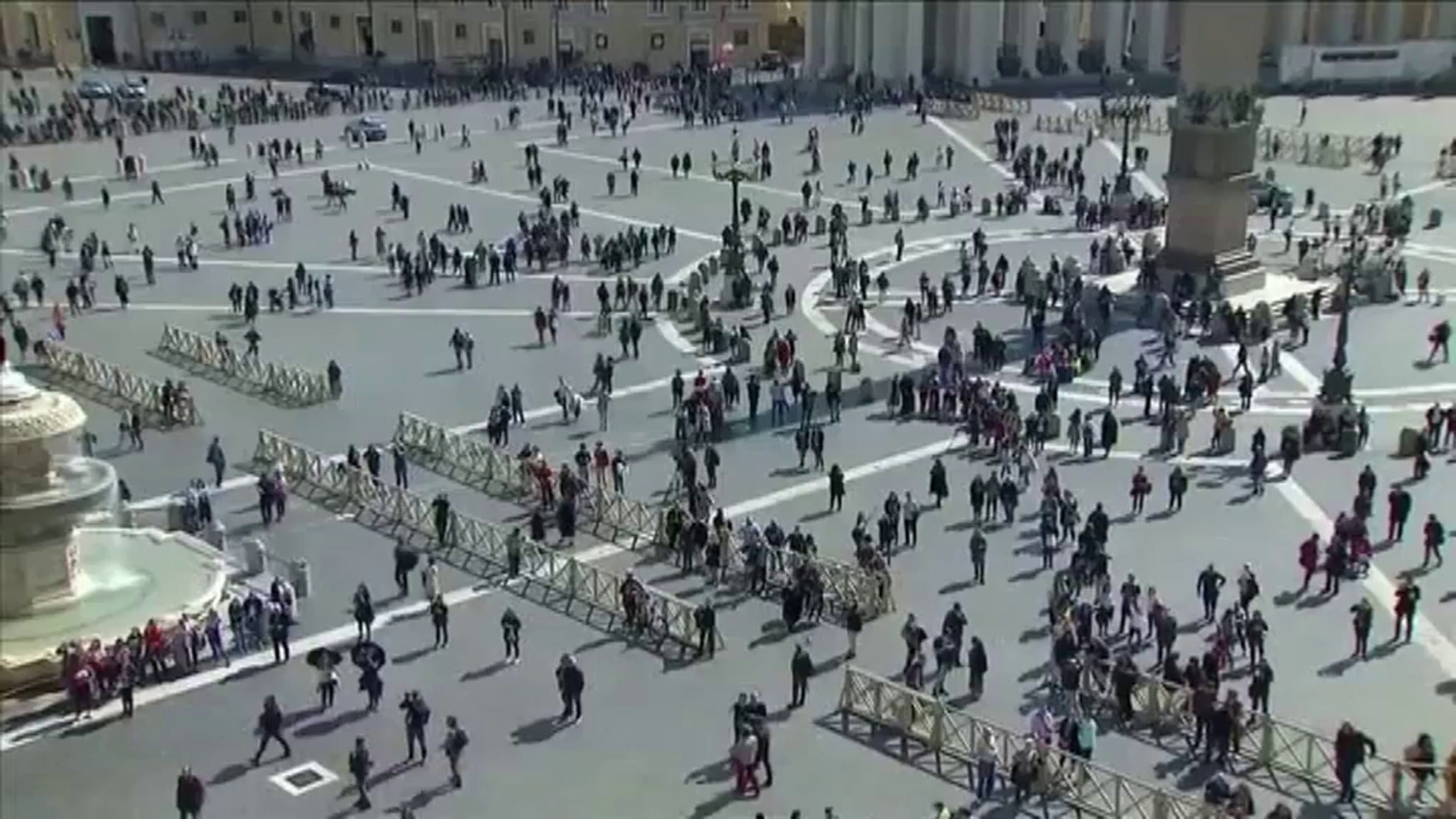 El papa reza el ángelus desde la biblioteca del palacio pontificio | El ...