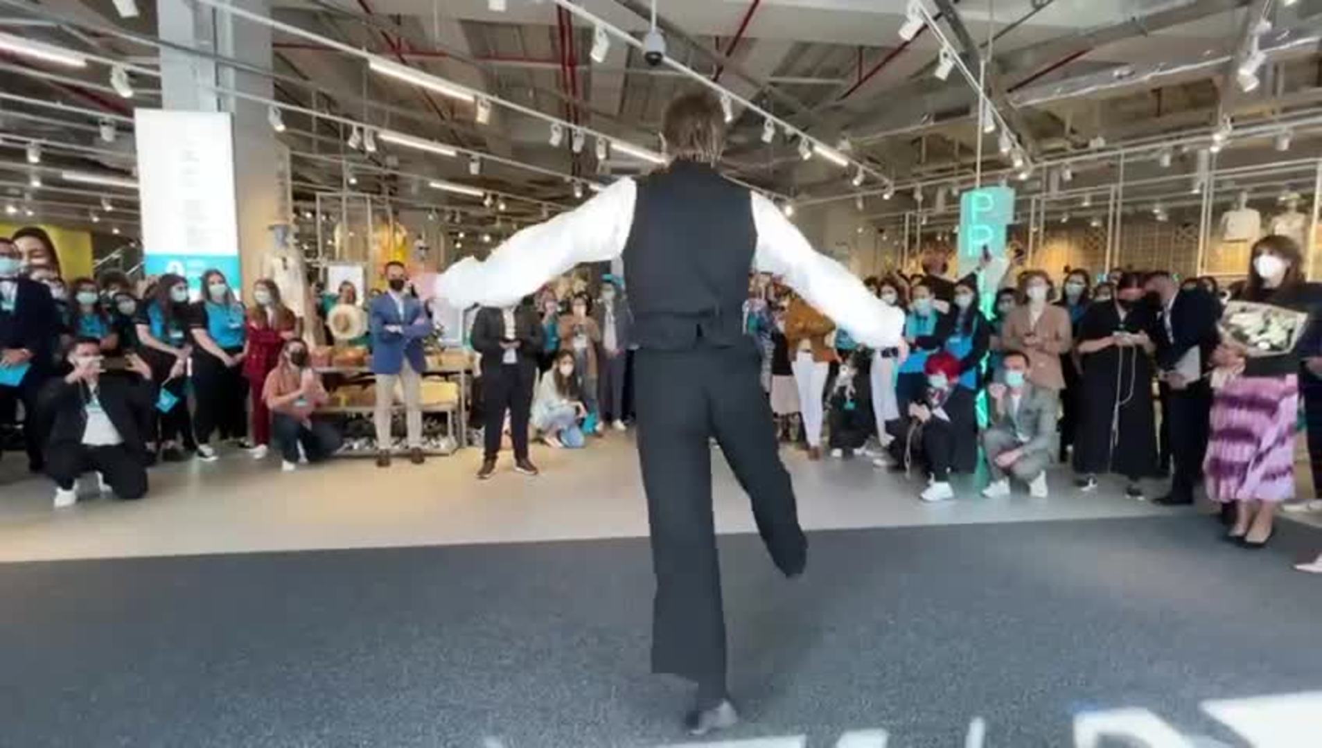 Un aurresku de honor en la inauguración del Primark de Bilbao | El Correo