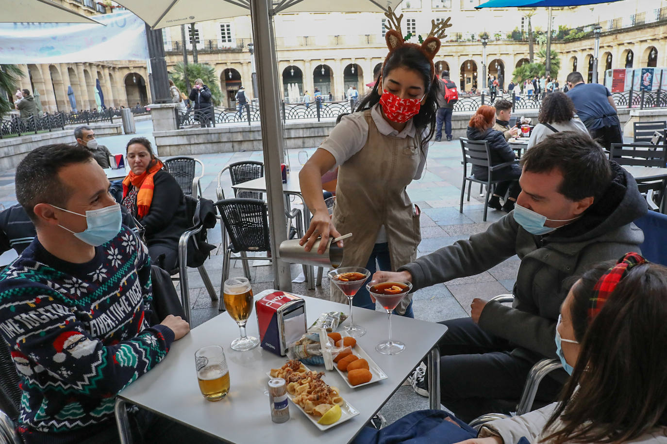 Fotos: Poteo antes de Nochebuena en Bilbao con mascarilla obligatoria ...