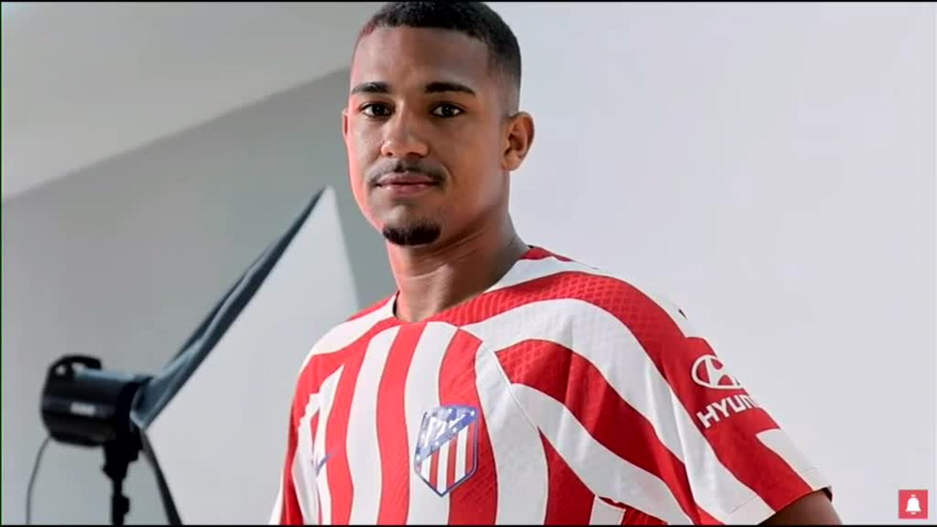 Samuel Lino ya posa con la elástica rojiblanca | El Correo